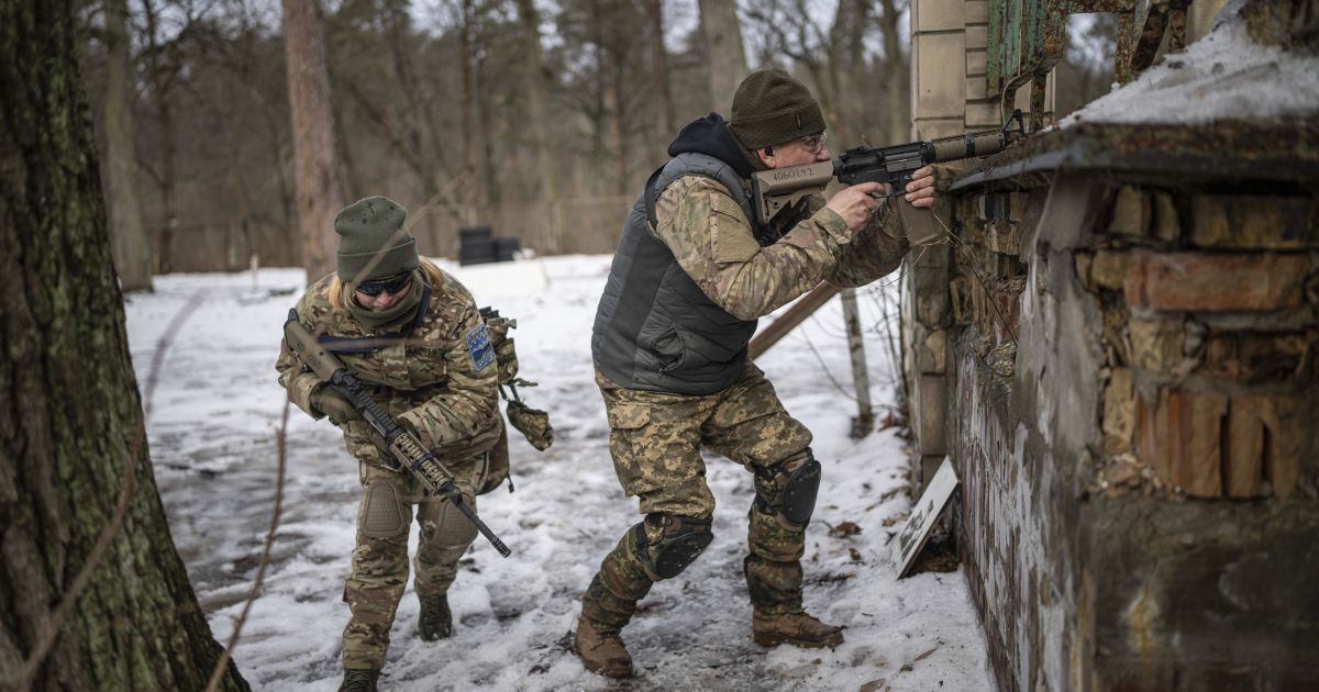 A “Nuclear Umbrella” for Ukraine? Precedents and Possibilities for ...